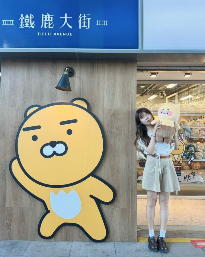 【台中旅遊】臺中驛鐵道文化園區｜萊恩粉快衝𝗞𝗔𝗞𝗔𝗢 𝗙𝗥𝗜𝗘𝗡𝗗𝗦展覽，超萌打卡拍照點準備洗版IG啦 ! - 肉依小姐吃什麼|旅遊|WalkerLand窩客島