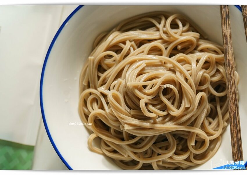 永康街人氣茶葉伴手禮又有新聯名！不二堂 X Walkerland 茶拌麵,蔥油VS椒麻.今天我兩種都要吃！只要五分鐘~美味乾麵宵夜立馬上桌,乾拌麵推薦2020, - 大胃米粒 DAVID ...