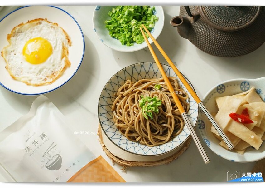 永康街人氣茶葉伴手禮又有新聯名！不二堂 X Walkerland 茶拌麵,蔥油VS椒麻.今天我兩種都要吃！只要五分鐘~美味乾麵宵夜立馬上桌,乾拌麵推薦2020, - 大胃米粒 DAVID ...