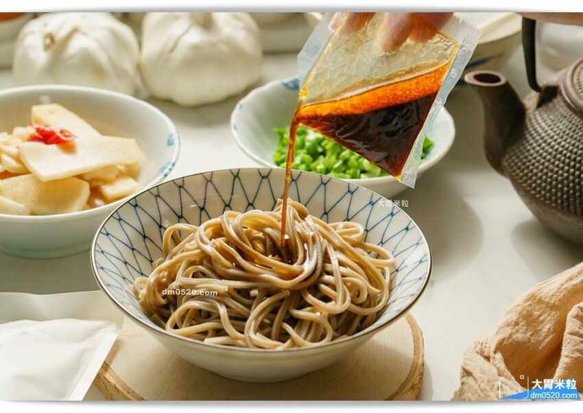 永康街人氣茶葉伴手禮又有新聯名！不二堂 X Walkerland 茶拌麵,蔥油VS椒麻.今天我兩種都要吃！只要五分鐘~美味乾麵宵夜立馬上桌,乾拌麵推薦2020, - 大胃米粒 DAVID ...