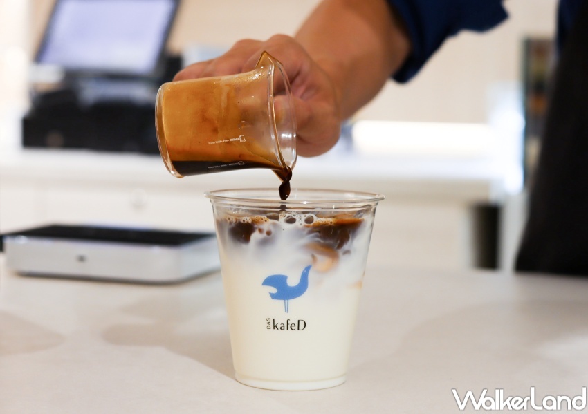 IG超夯咖啡買一送一！極簡風咖啡「kafeD」信義A8開幕限定買一送一，預約限定冠軍咖啡、雙層年輪蛋糕IG一定要先拍。|美食|WalkerLand窩客島