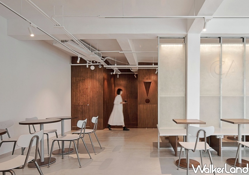 台中咖啡控尖叫！驚嘆號咖啡「CAFE!N 台中公益店」獨棟三層樓極簡風來了，連續3天「免費升級大杯」優惠先喝。|美食|WalkerLand窩客島