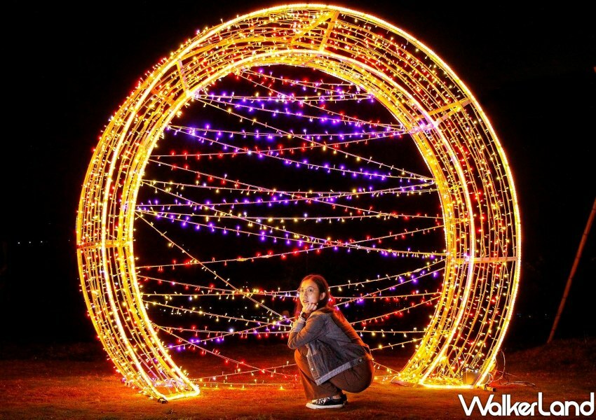 淡水也點燈了！超過30天「淡水河濱光雕展」揪淡江學妹打卡，「360度日落光雕」點亮淡水河畔最浪漫夜景。|旅遊|最新文章|WalkerLand窩客島