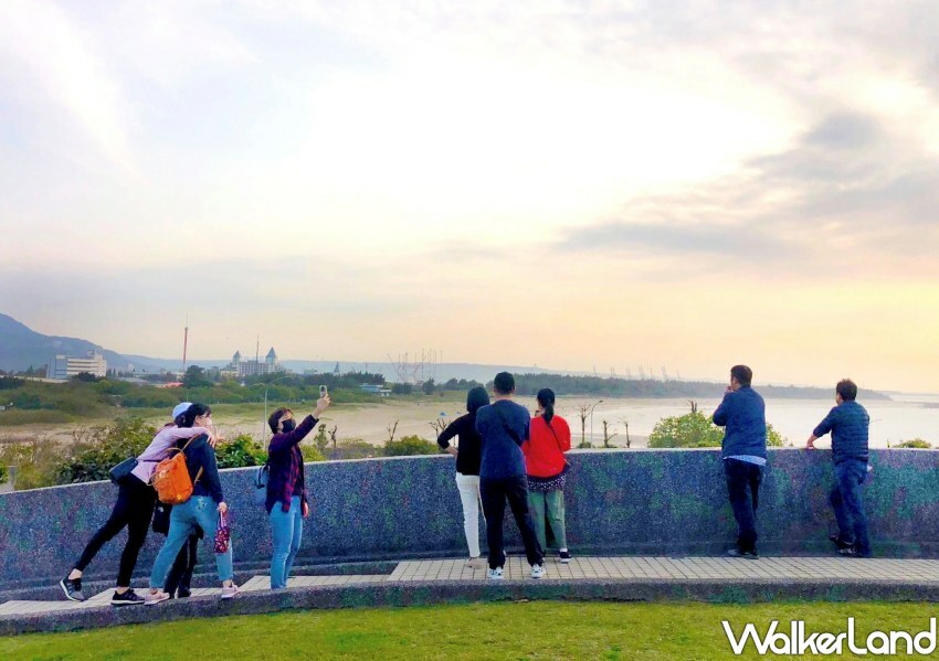 淡水夕陽秘境！淡水人也不知道「淡水水管公園」看夕陽不怕人擠人，「巨型水管隧道、斜坡草坪」帶小朋友玩到沒電。|旅遊|WalkerLand窩客島