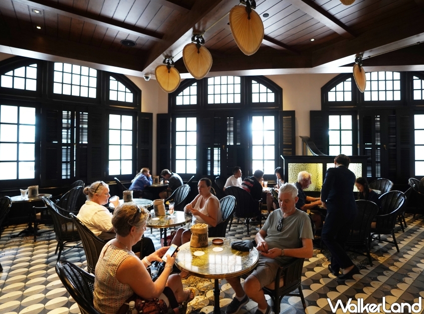 新加坡司令發源地！調酒迷必衝傳奇新加坡酒吧「Long Bar」，喝新加坡司令配整袋花生。|美食|WalkerLand窩客島